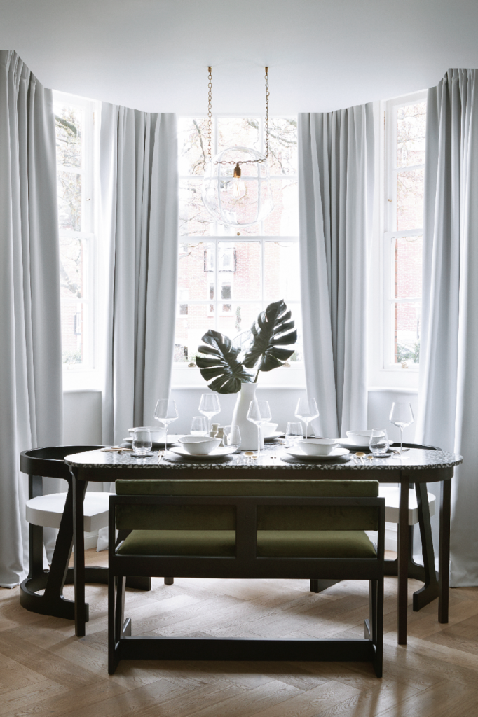 So geht's: dunkle Wandfarbe und Samtmöbel im Dialog – DECO HOME