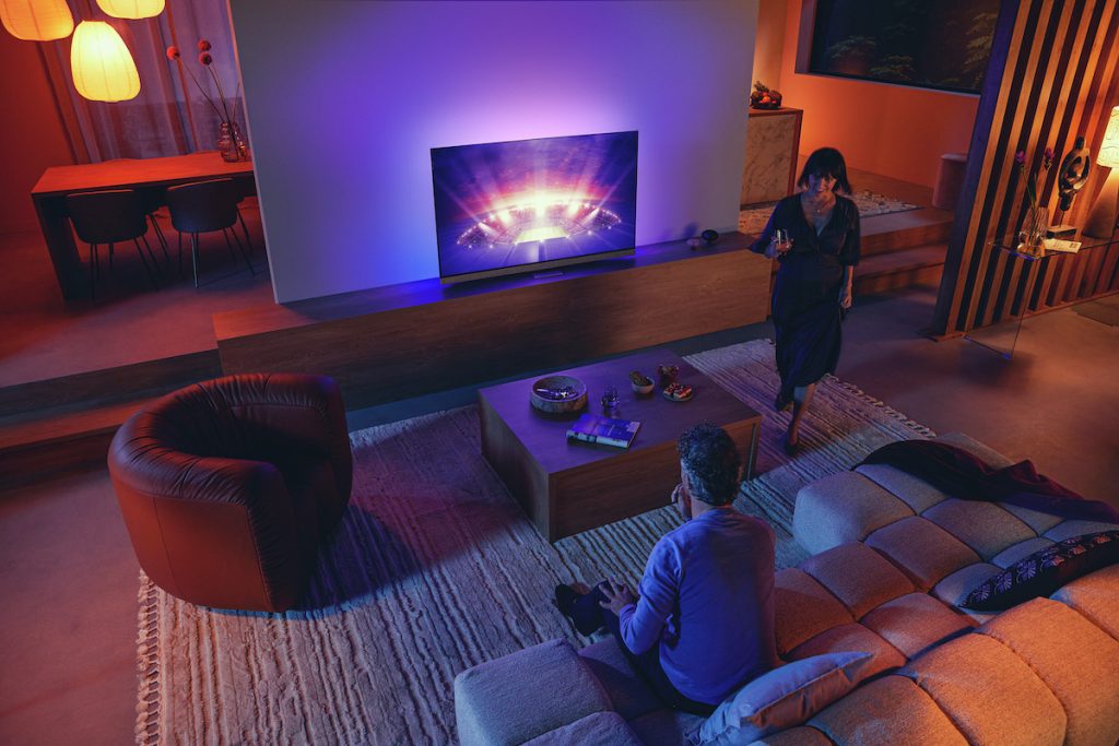 Philips OLED+907: Ambilight TV als modernes Designstatement